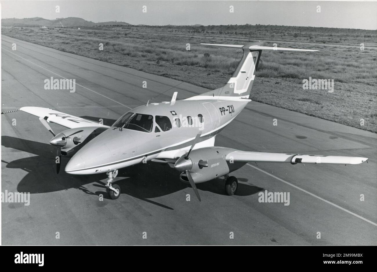 Embraer EMB-121 Xingu (PP-ZXI), vue de trois quarts avant, nez gauche ...