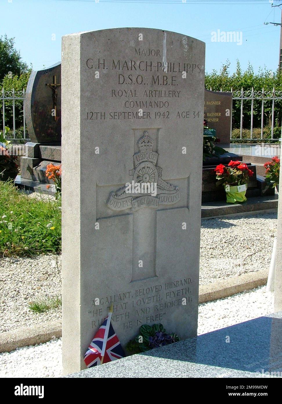 La tombe se trouve dans le cimetière des graves de guerre du ...