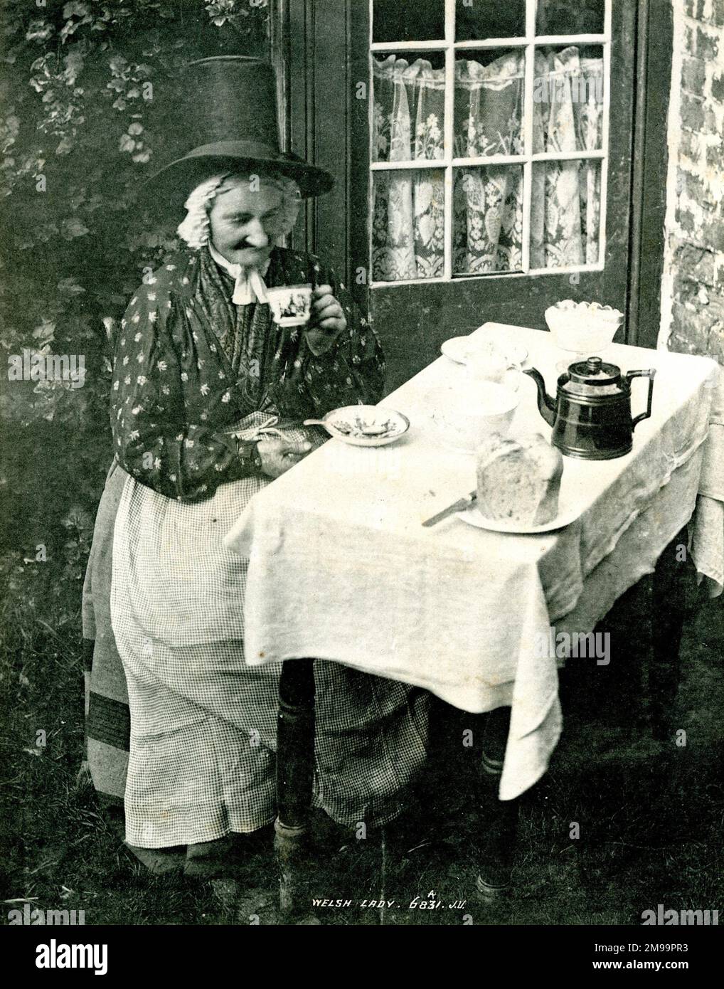 Grande femme qui boit du thé Banque de photographies et d’images à ...