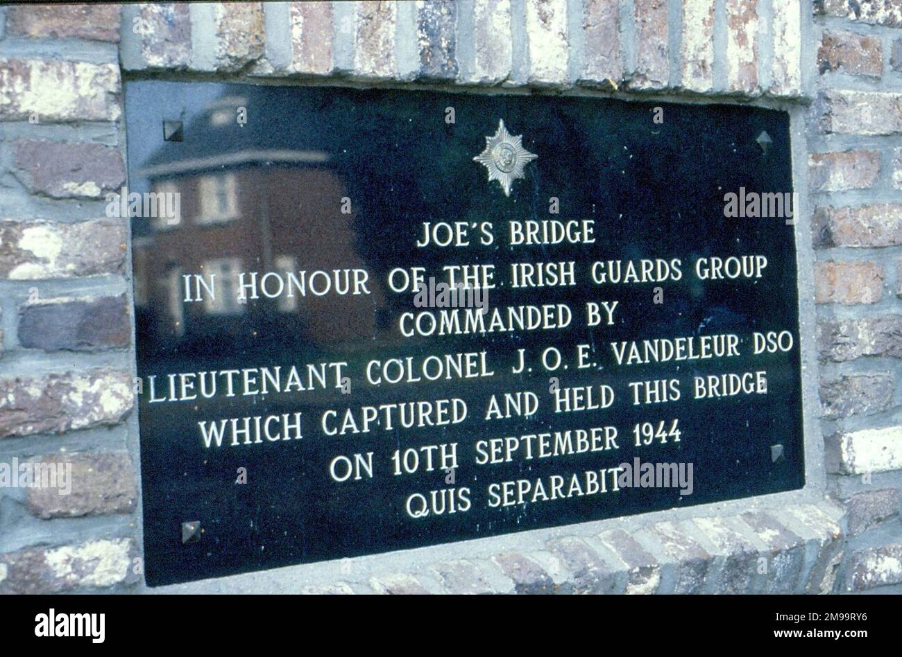 C'est sur une petite plinthe en pierre à côté du canal. Le passage ici ...