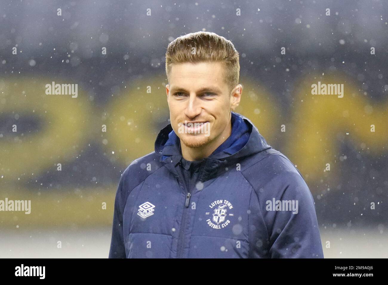Reece Burke #16 de Luton Town inspecte le terrain avant le match de la ...