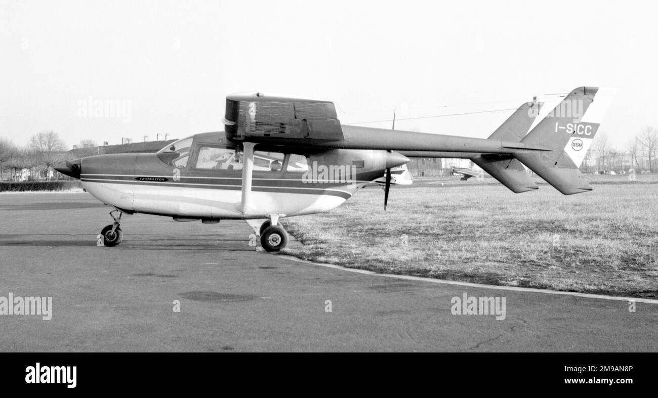Cessna skymaster Banque de photographies et d’images à haute résolution ...