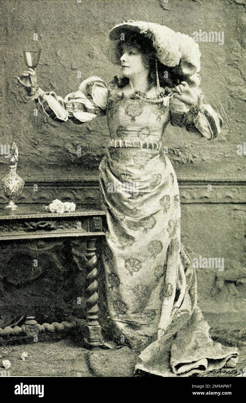 Sarah Bernhardt, actrice française, comme Dona Maria, reine d'Espagne ...