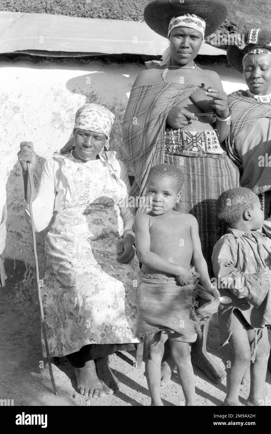Zulus village Banque d'images noir et blanc - Alamy