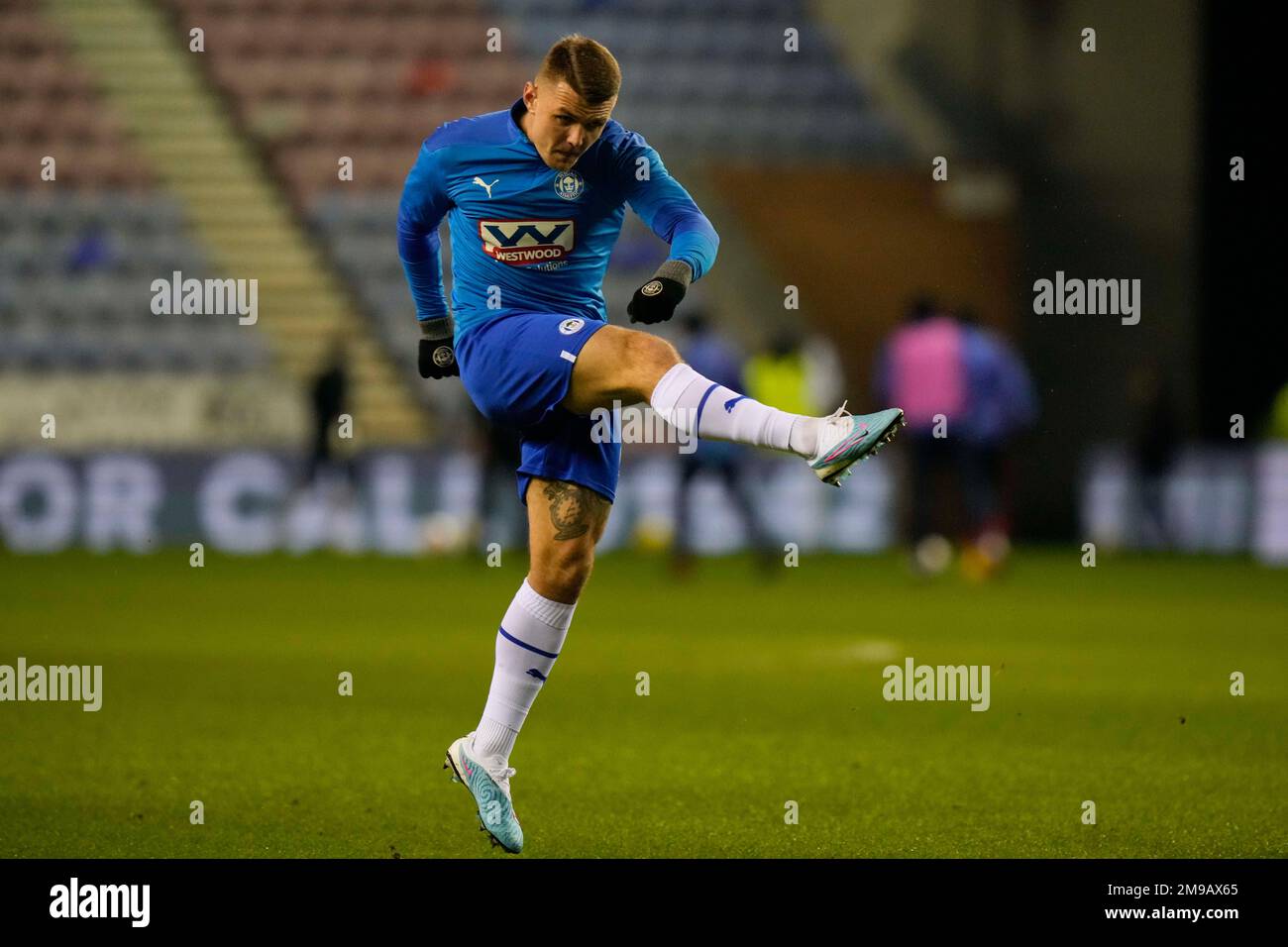 Max Power #8 de Wigan Athletic se réchauffe avant le match de la coupe ...