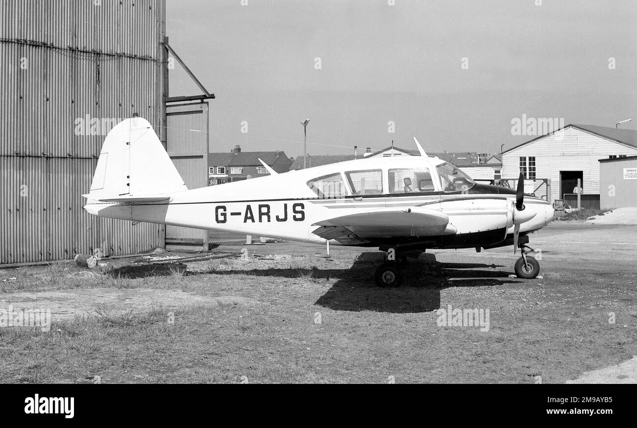 Piper pa 23 apache Banque d'images noir et blanc - Alamy