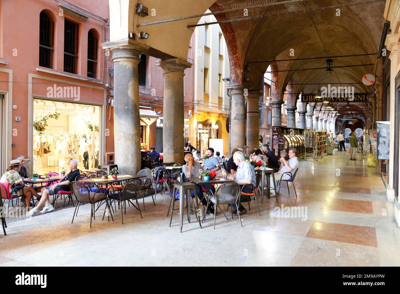 La vie de bologne Banque de photographies et d’images à haute résolution - Alamy