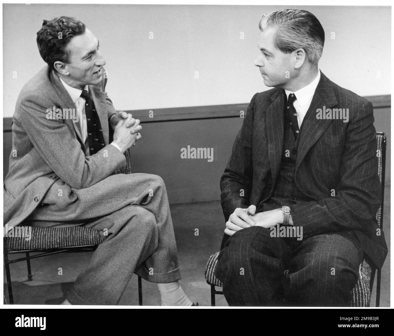 Raymond Baxter interviewer le capitaine James Linton A.F.C, un pilote ...