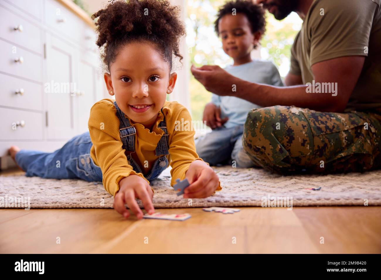 Le Père de l'armée en uniforme Accueil en congé avec les enfants faire le puzzle Jigsaw ensemble ...