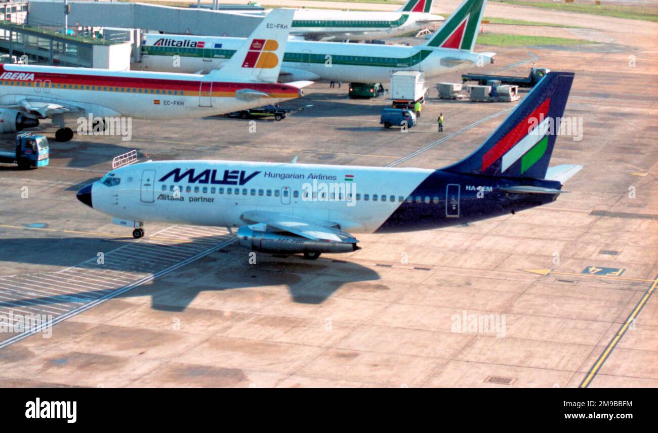 Boeing 737 de malev Banque de photographies et d’images à haute ...