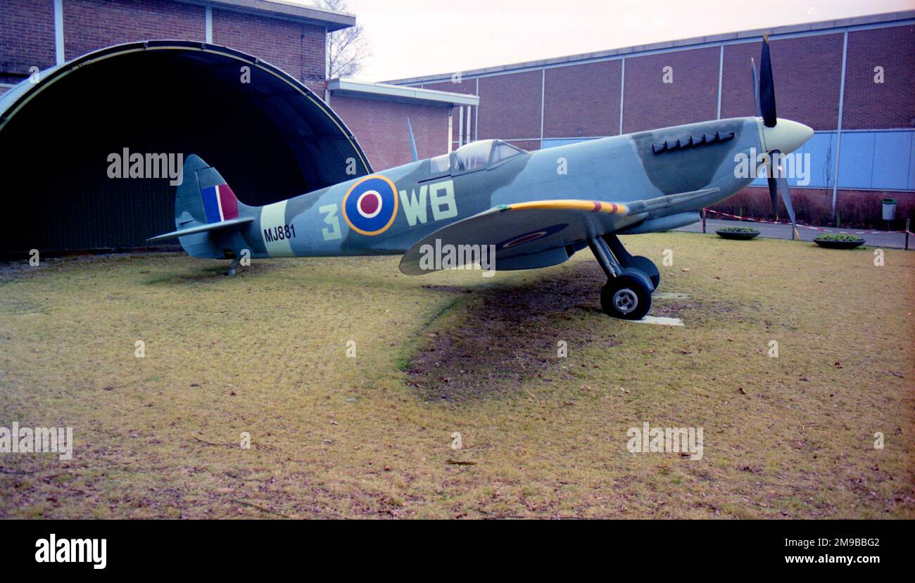 Supermarine Spitfire Mk IX (réplique) 'MJ881' / 3W-B, exposé au Musée militaire Luchtvaart, sur ...