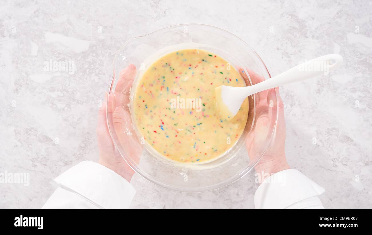 Pose à plat. Étape par étape. Se repliant dans la pâte à gâteau ...