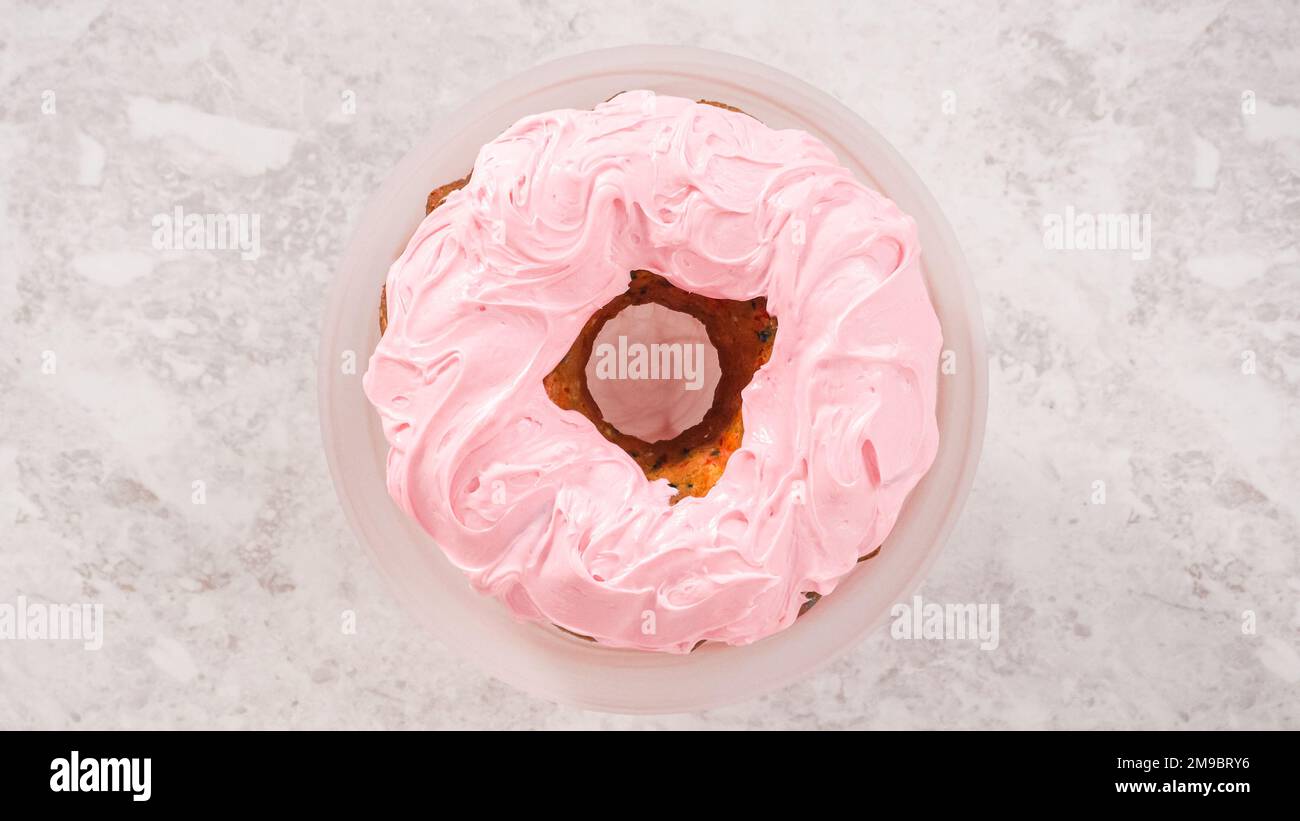 Pose à plat. Étape par étape. Saupoudrer les arc-en-ciel au-dessus du ...