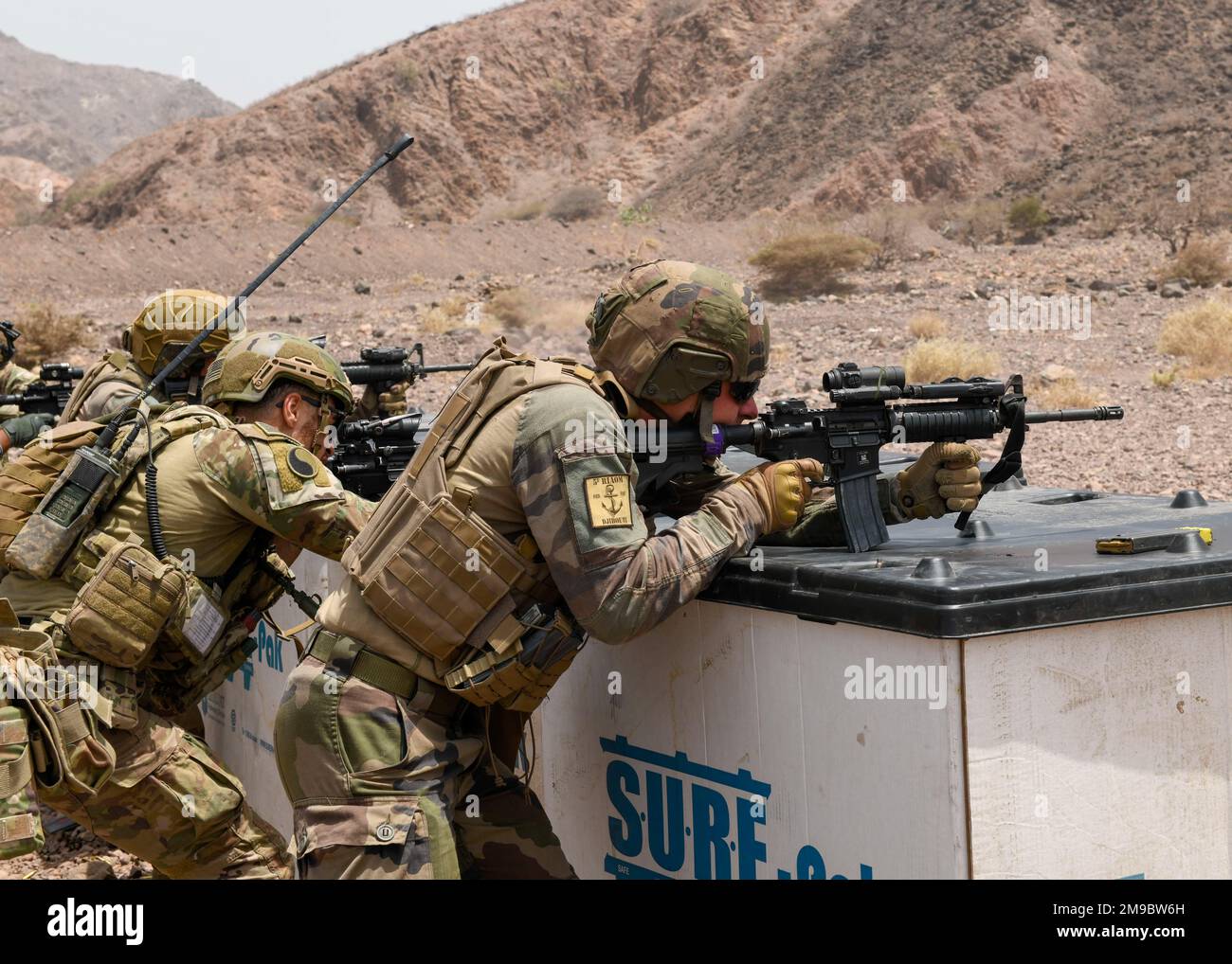 Des soldats français du Régiment d'armes interarmes d'outre-mer de 5th ...