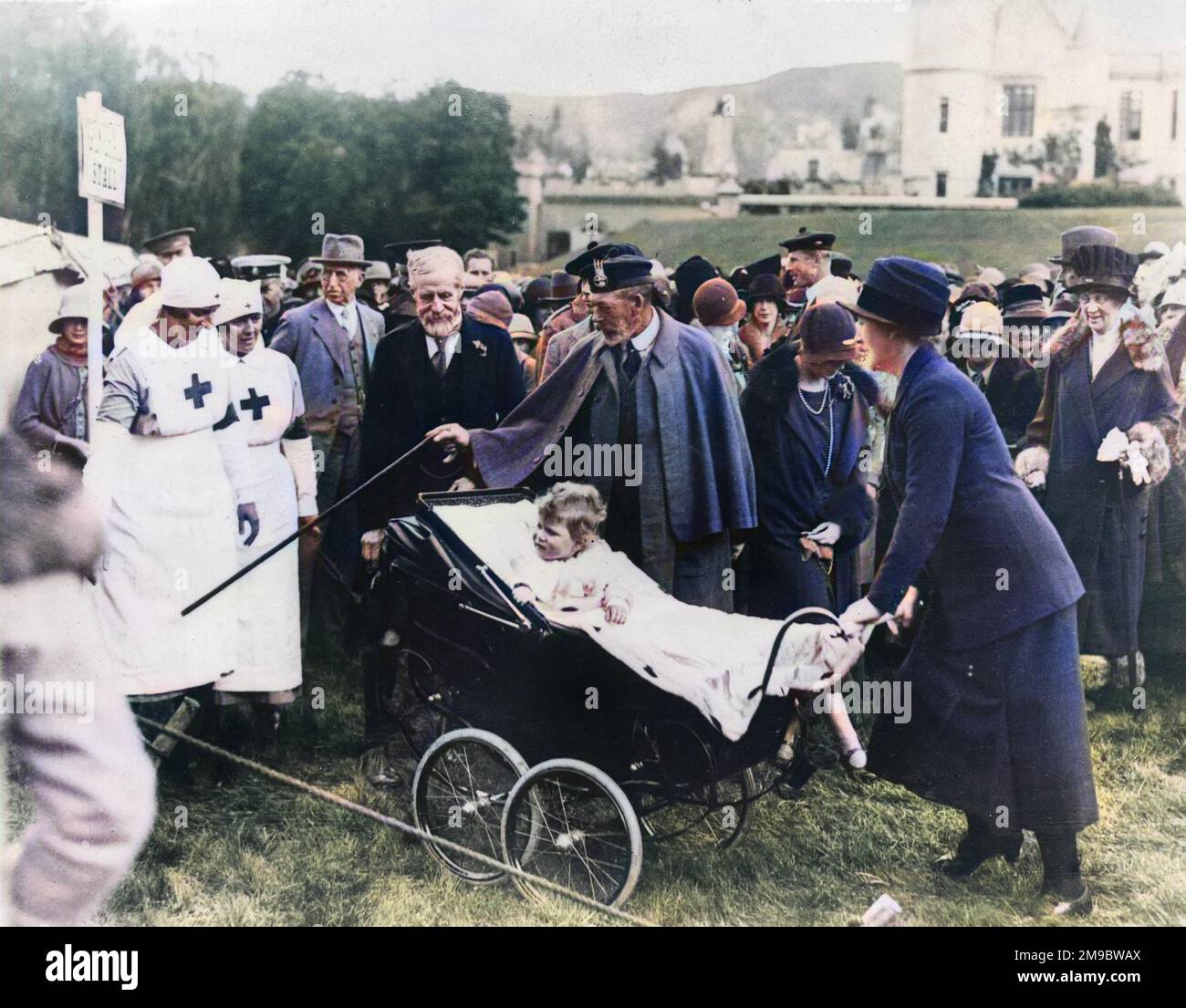 Queen elizabeth ii at balmoral castle Banque de photographies et d ...