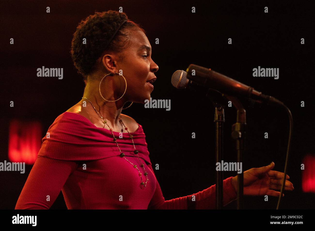 Mariah Cameron, la voix se produit avec Julius Rodriguez pendant le ...