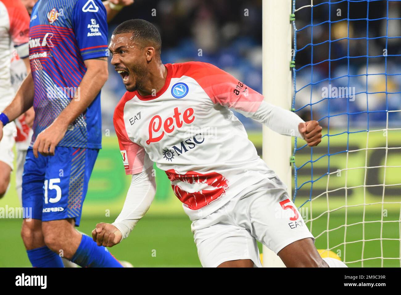 Juan Jesus de SSC Napoli se réjouit après le net pendant le match Coppa ...