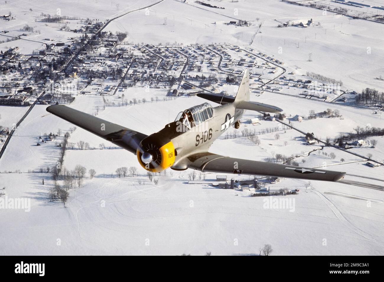 1980S UN AVION D'ENTRAÎNEMENT AT6 DE LA GUERRE MONDIALE 2 SURVOLANT UN ...