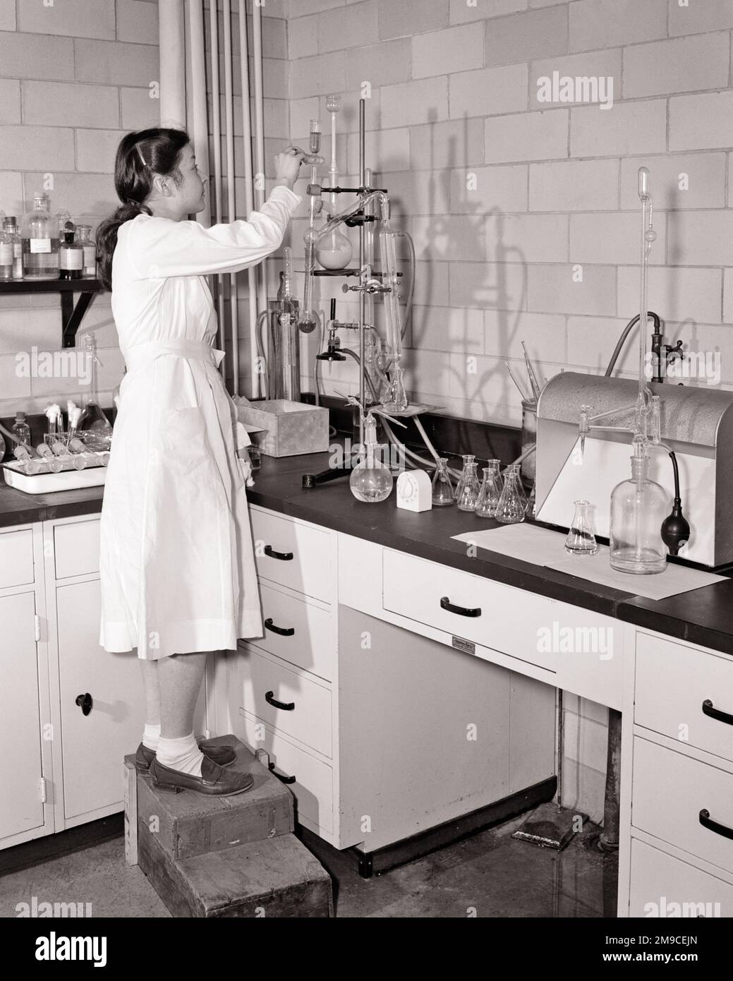 1940S FEMME CHERCHEUR SCIENTIFIQUE DEBOUT SUR STEP TABOURET EN ...
