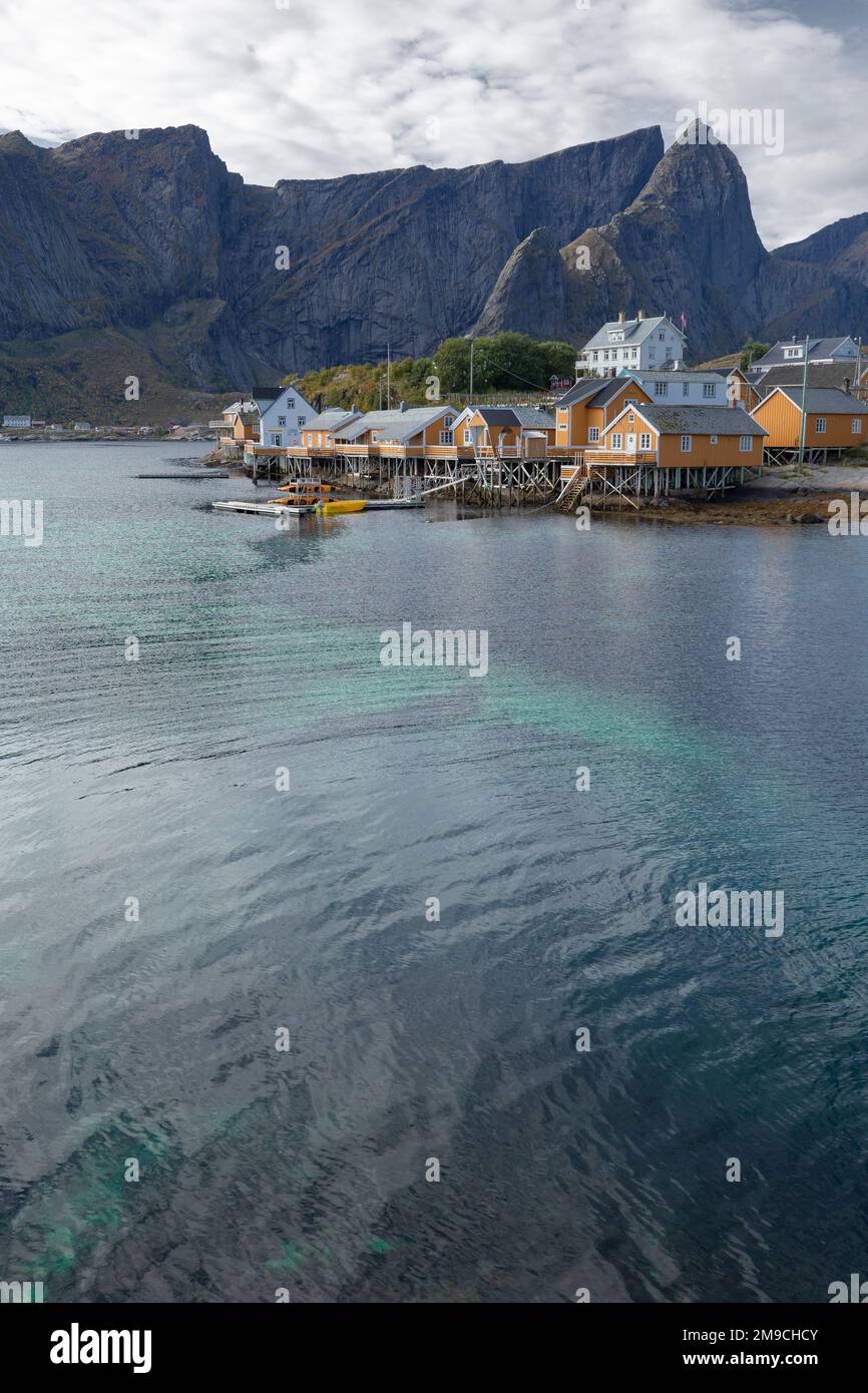 Maison traditionnelle de cabane de rorbu dans les lofoten Banque de ...