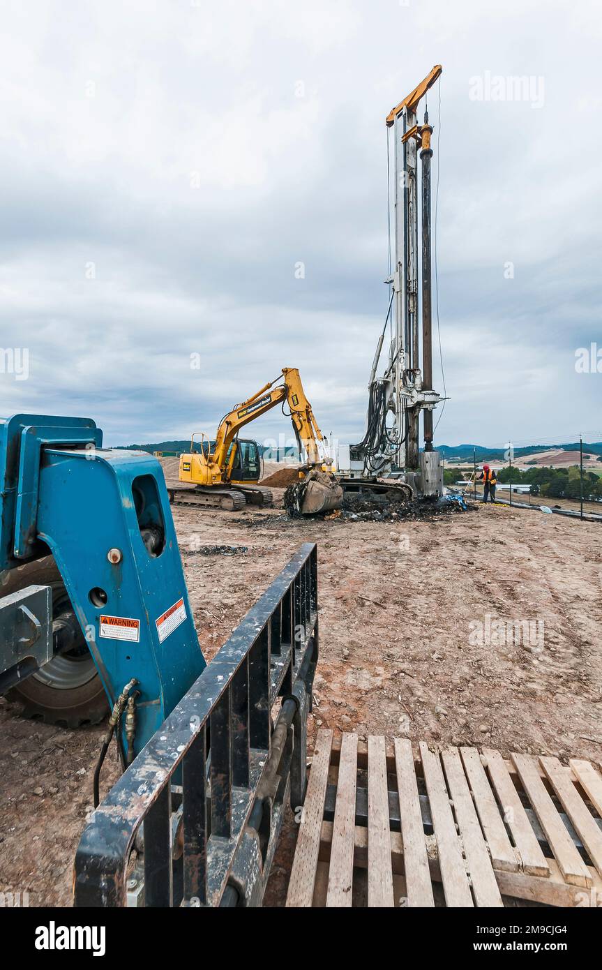 Une pelle électrique louée et un engin de forage de puits de méthane et ...