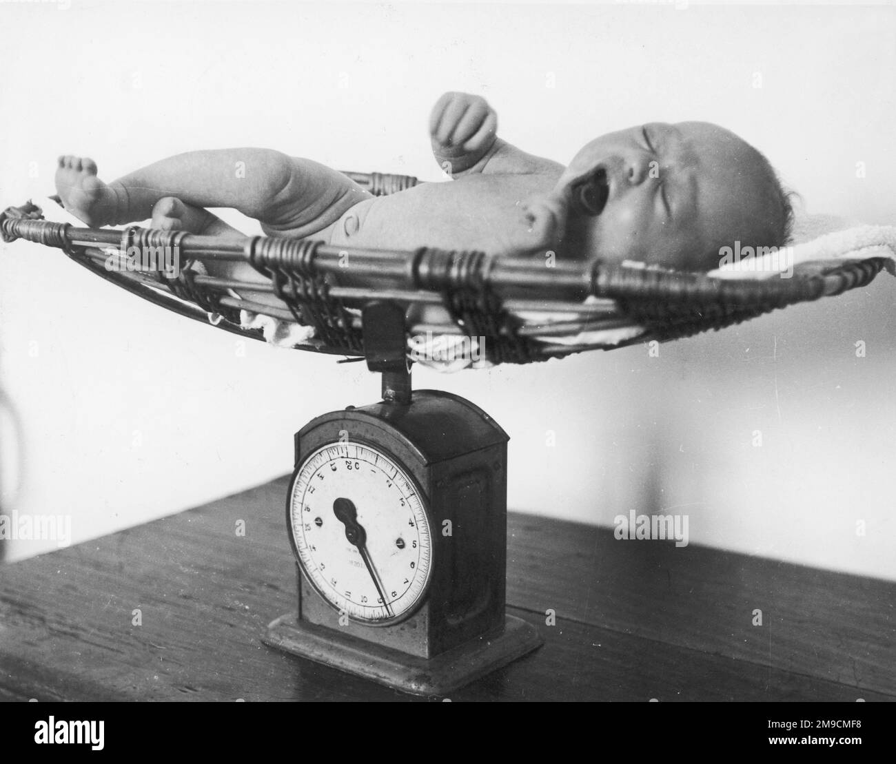 Pesant bébé nouveau né Banque de photographies et d’images à haute ...