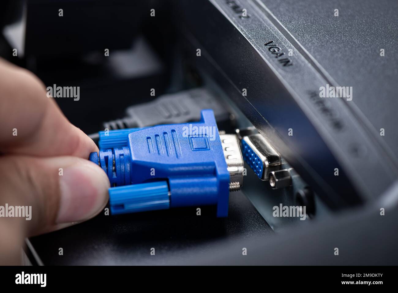 Connecteur VGA (Video Graphics Array) bleu et câble utilisés pour ...