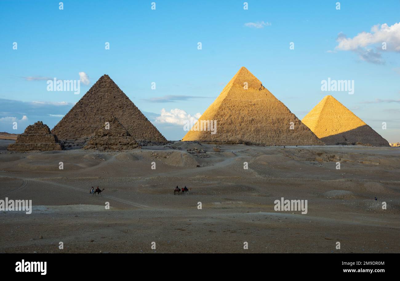 Les trois principales pyramides de Gizeh. Pyramide de Menkaure, de ...