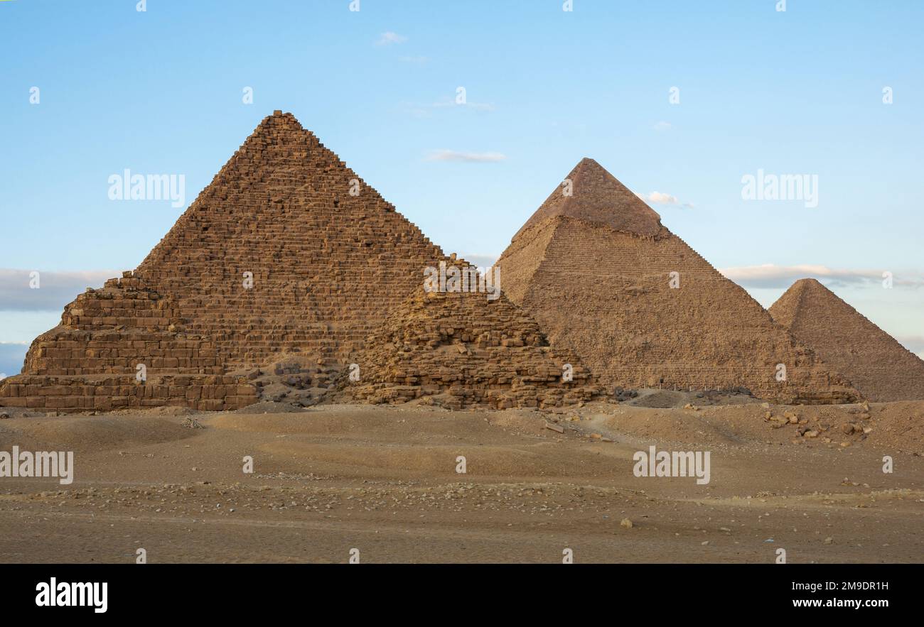 Les trois principales pyramides de Gizeh. Pyramide de Menkaure, de ...