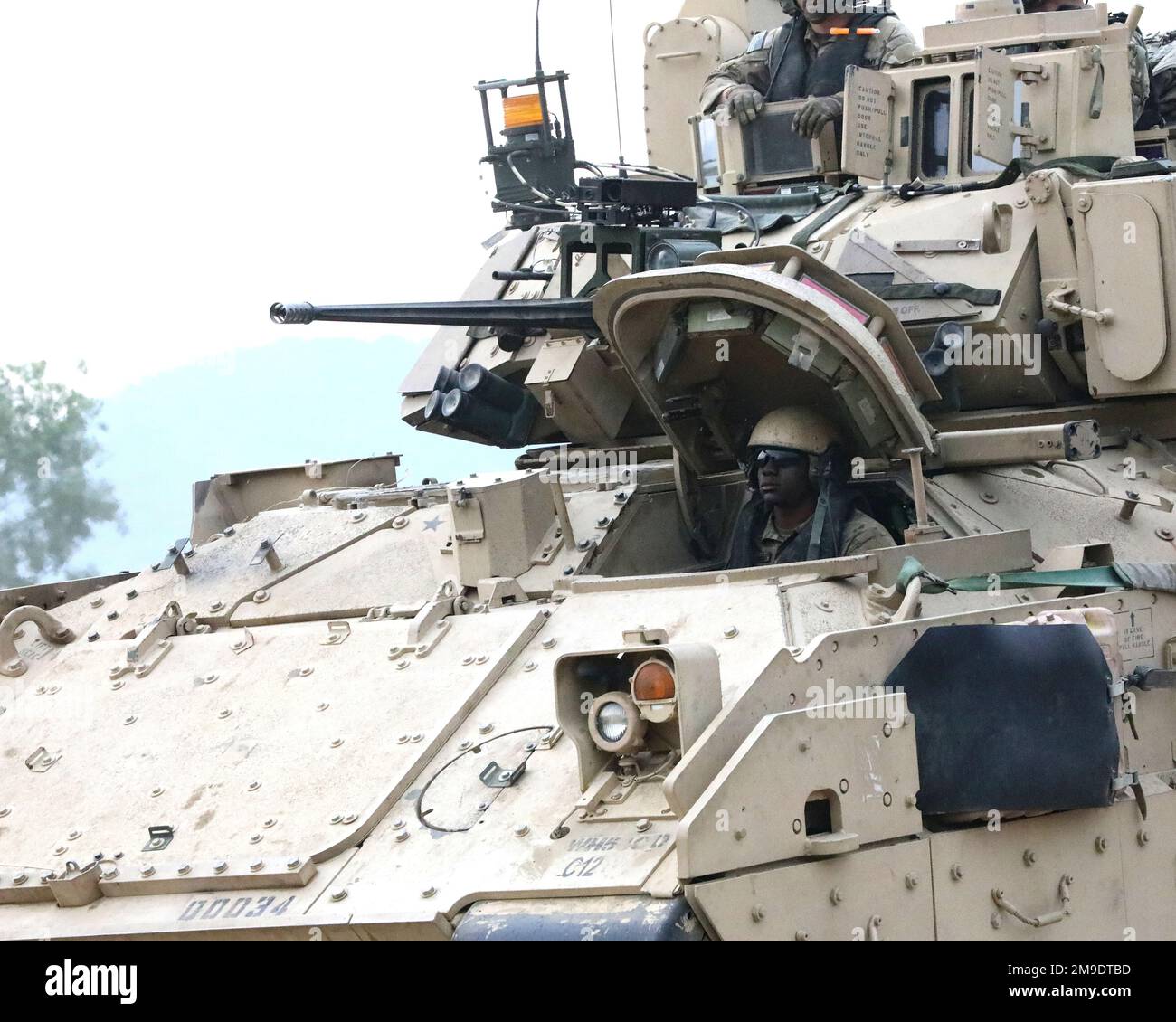 Un membre d'équipage de M2 Bradley du 4th Escadron, 70th Armour ...