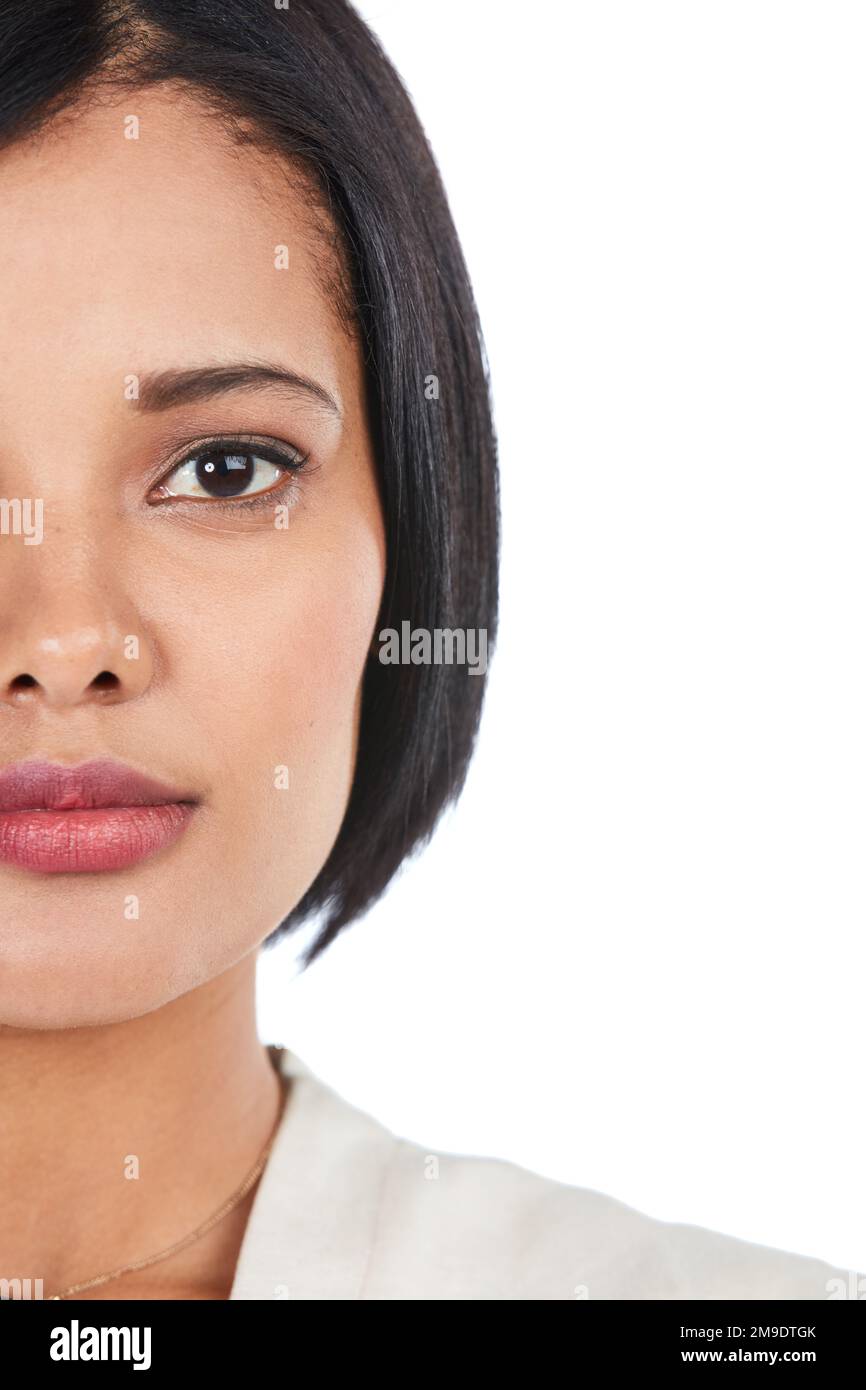 Confiant, beau et portrait du visage d'une femme isolée sur un fond ...