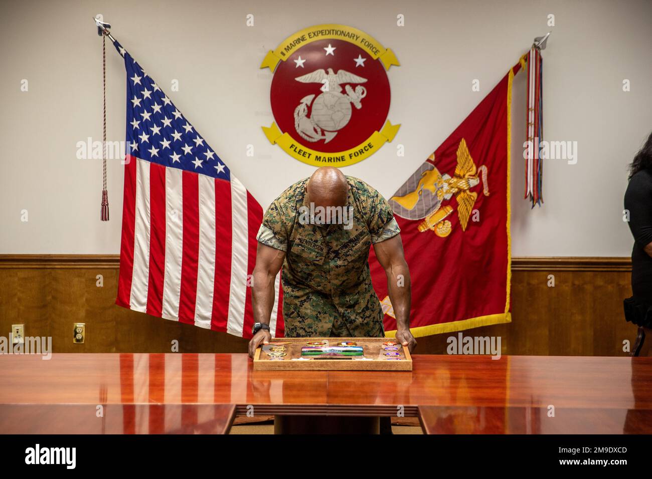 ÉTATS-UNIS Corps de marine Brig. Le général Anthony Henderson lit une ...