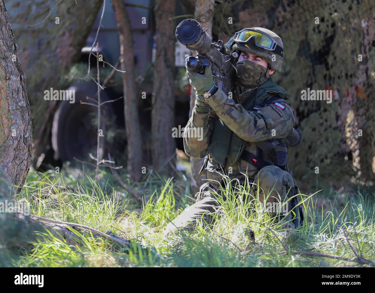 Un soldat polonais regarde à travers le réticule d’une arme anti-armure ...