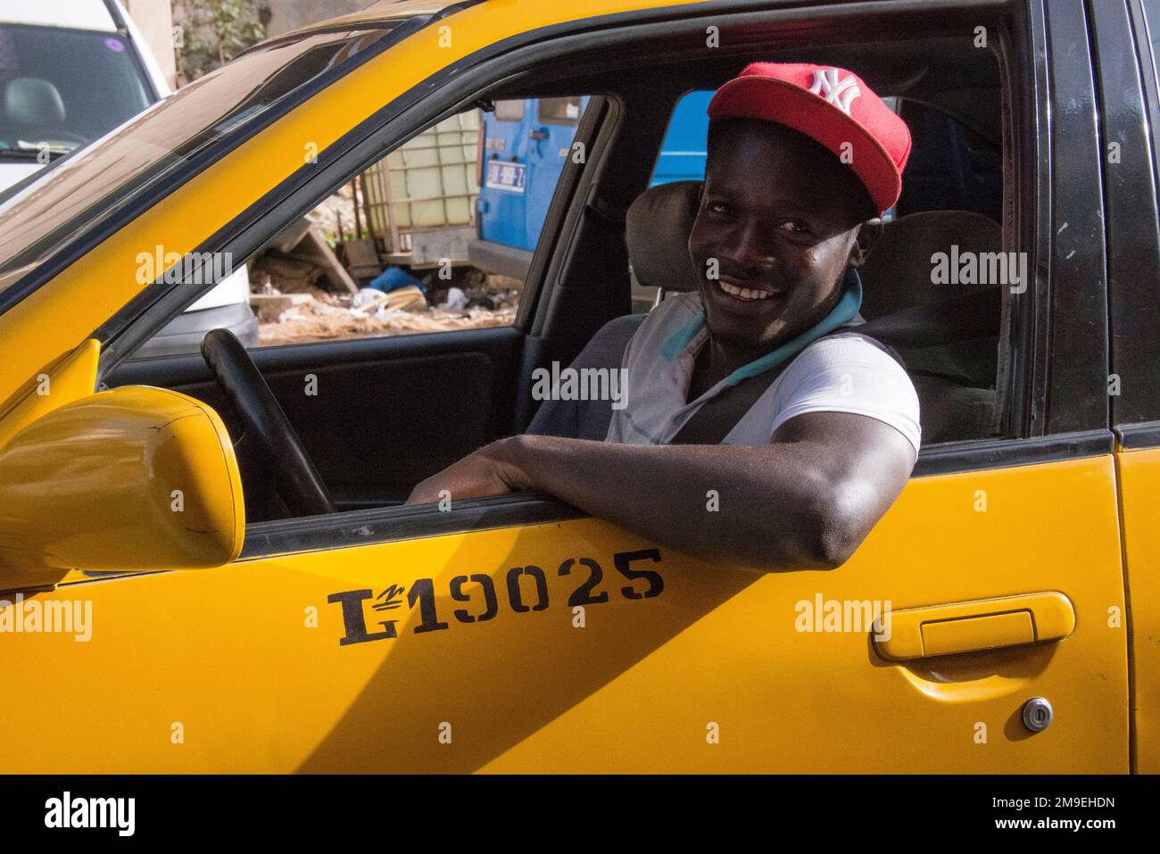 Chauffeur de taxi souriant dans les rues de Dakar au Sénégal Photo ...