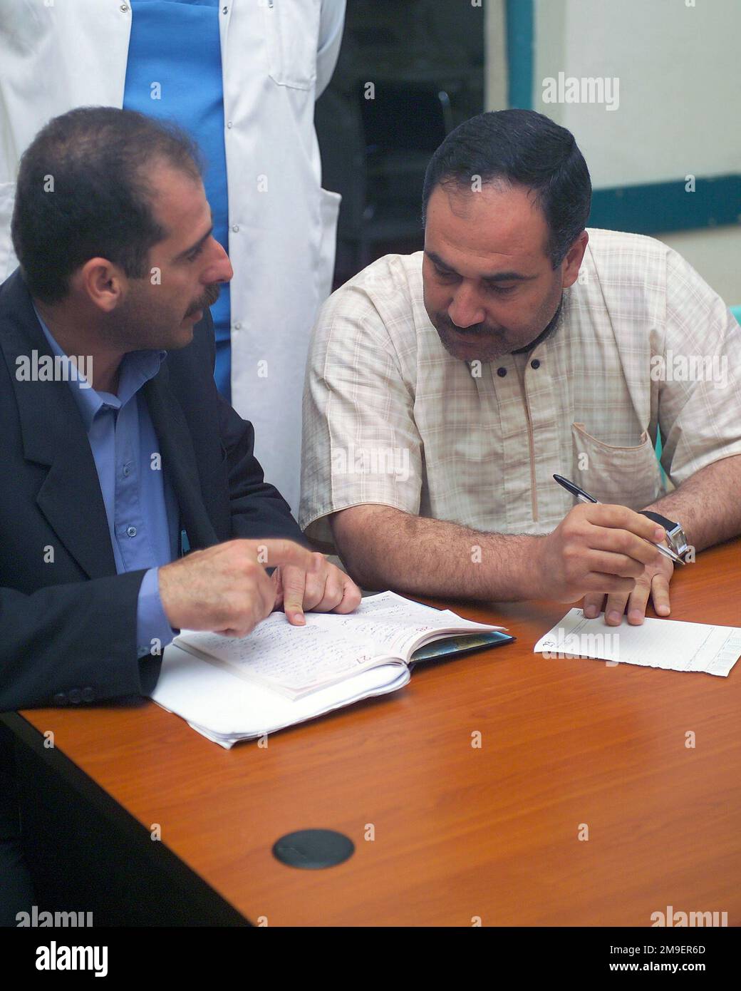 041124-M-2583M-103. [Complet] Légende de la scène : un représentant du ...