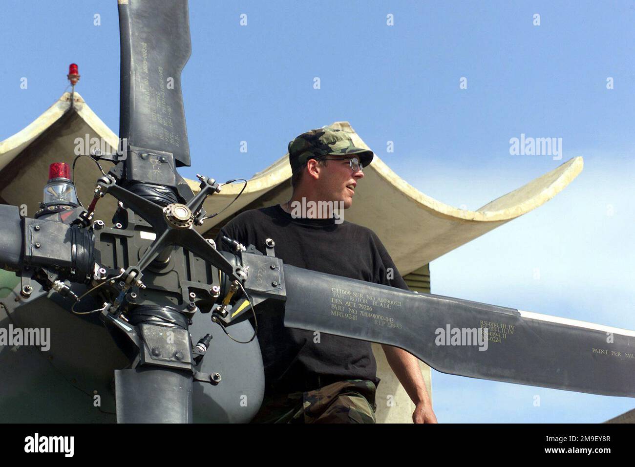 Prise de vue moyenne. AIRMAN First Class Joe Martin, un CHEF d'équipage ...