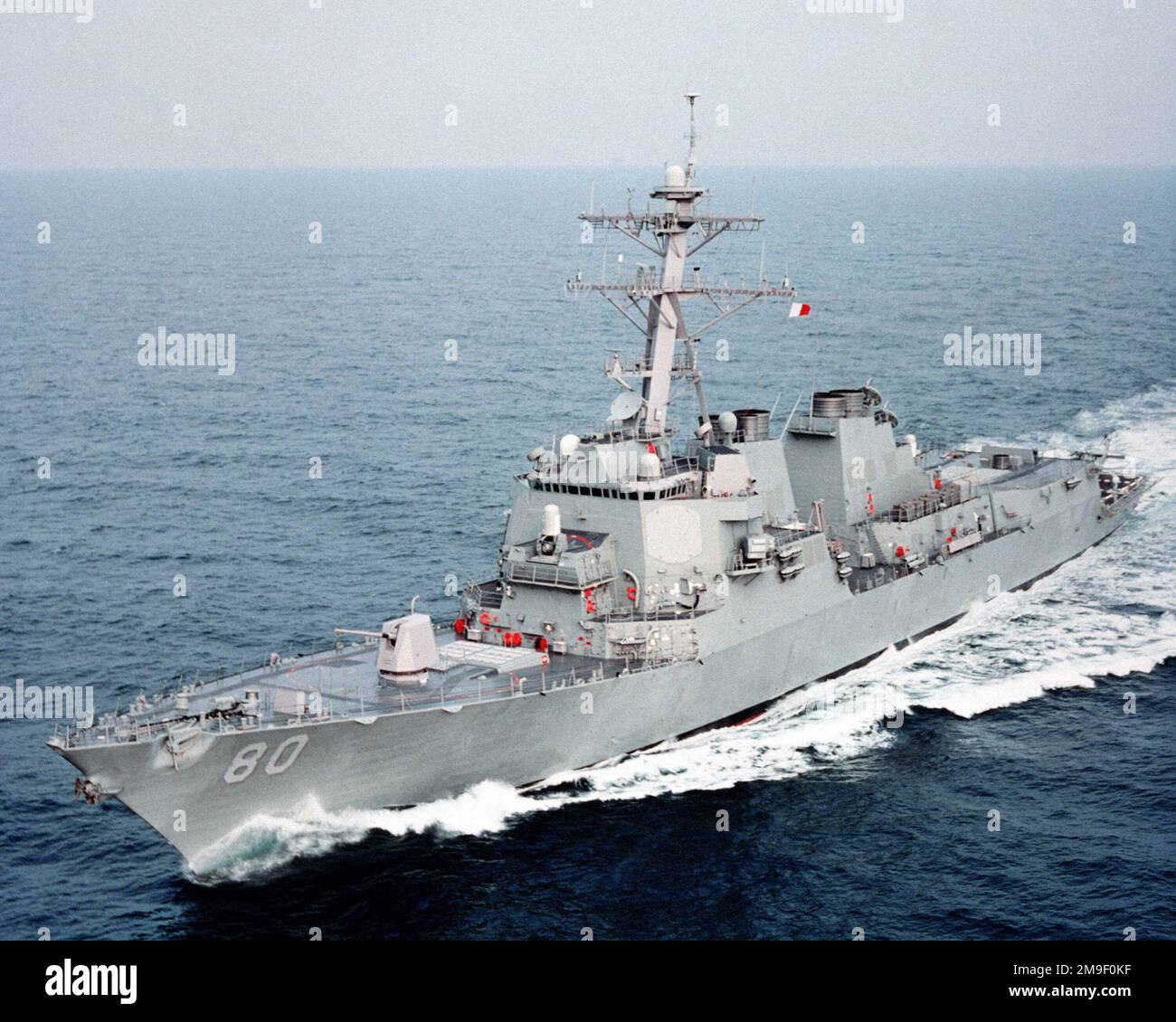 Vue aérienne basse oblique de l'arc du port du destroyer de classe Aegis USS ROOSEVELT (DDG 80 ...