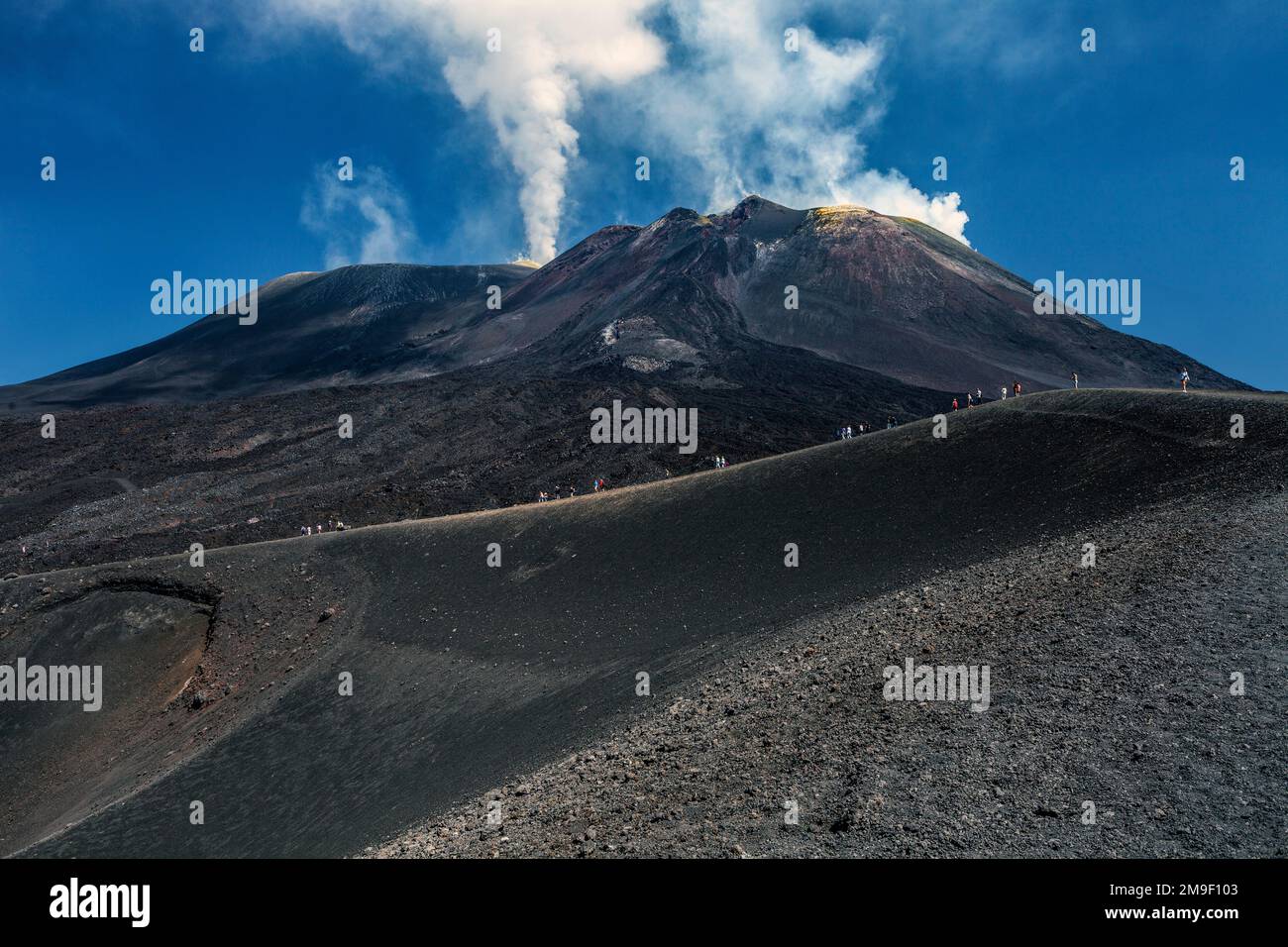 Vapeur volcanique active sur l'Etna, le plus haut volcan d'Europe Photo Stock - Alamy