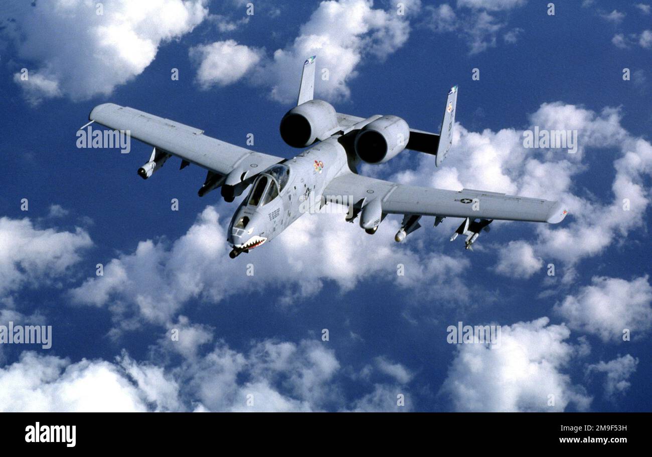 Prise de vue moyenne. Un Thunderbolt A-10 se termine après avoir fait ...