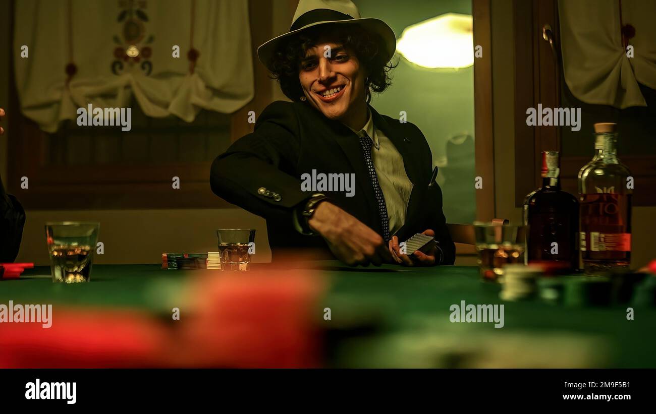 Un groupe de mobsters se rassemblent autour d'une table dans une boîte ...