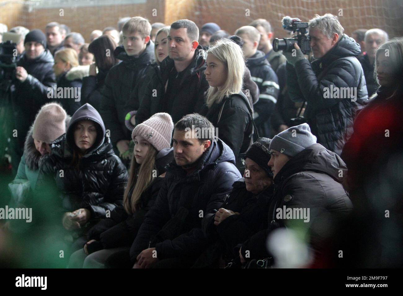 DNIPRO, UKRAINE - 17 JANVIER 2023 - les gens paient leurs derniers ...