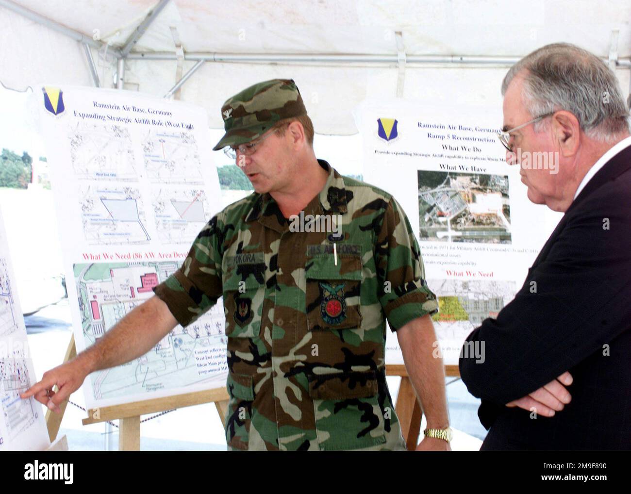 LE colonel POKORA de la Force aérienne AMÉRICAINE (à gauche), 86th Air ...