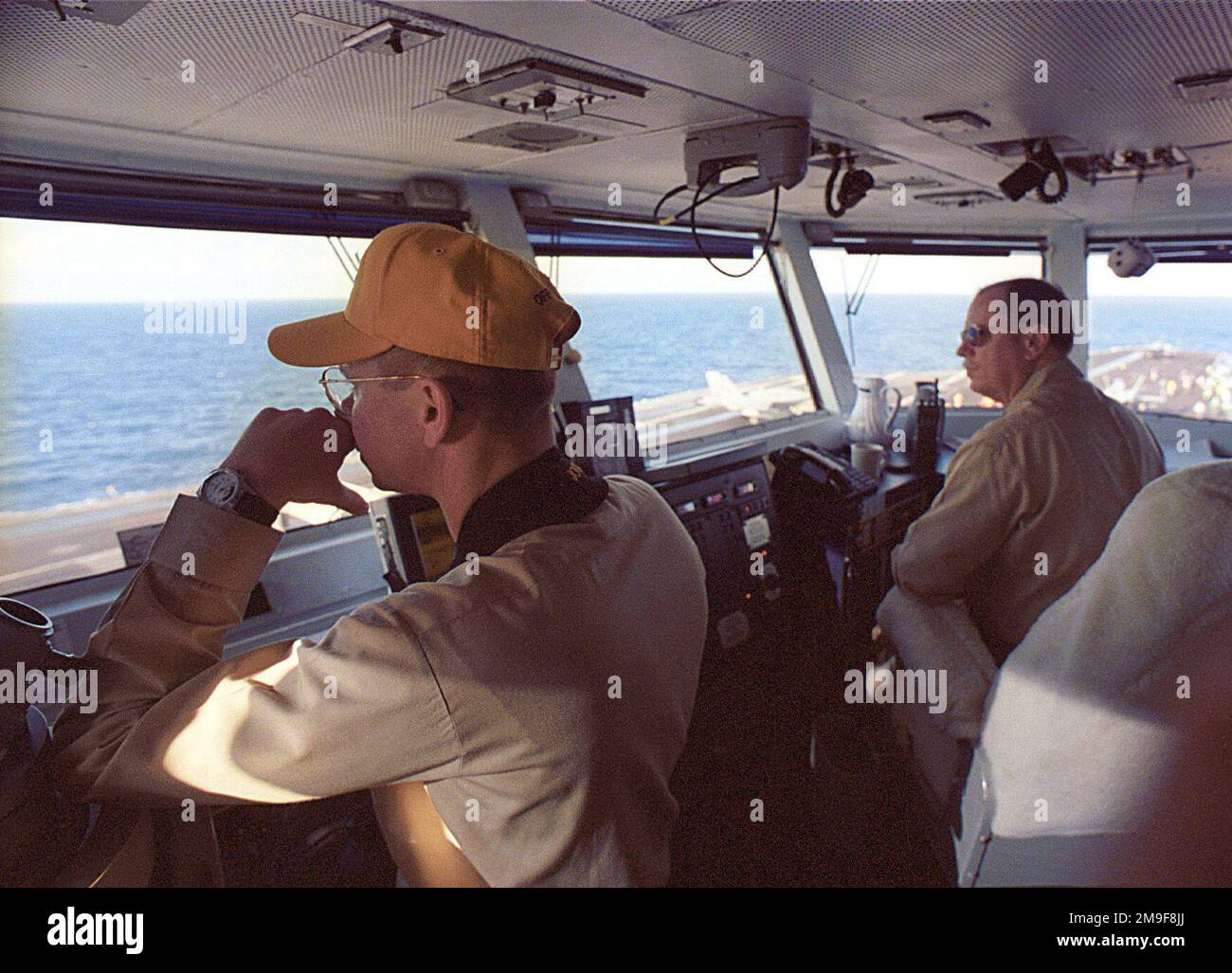 LE capitaine DE la Marine AMÉRICAINE David Logsdon, commandant de bord ...