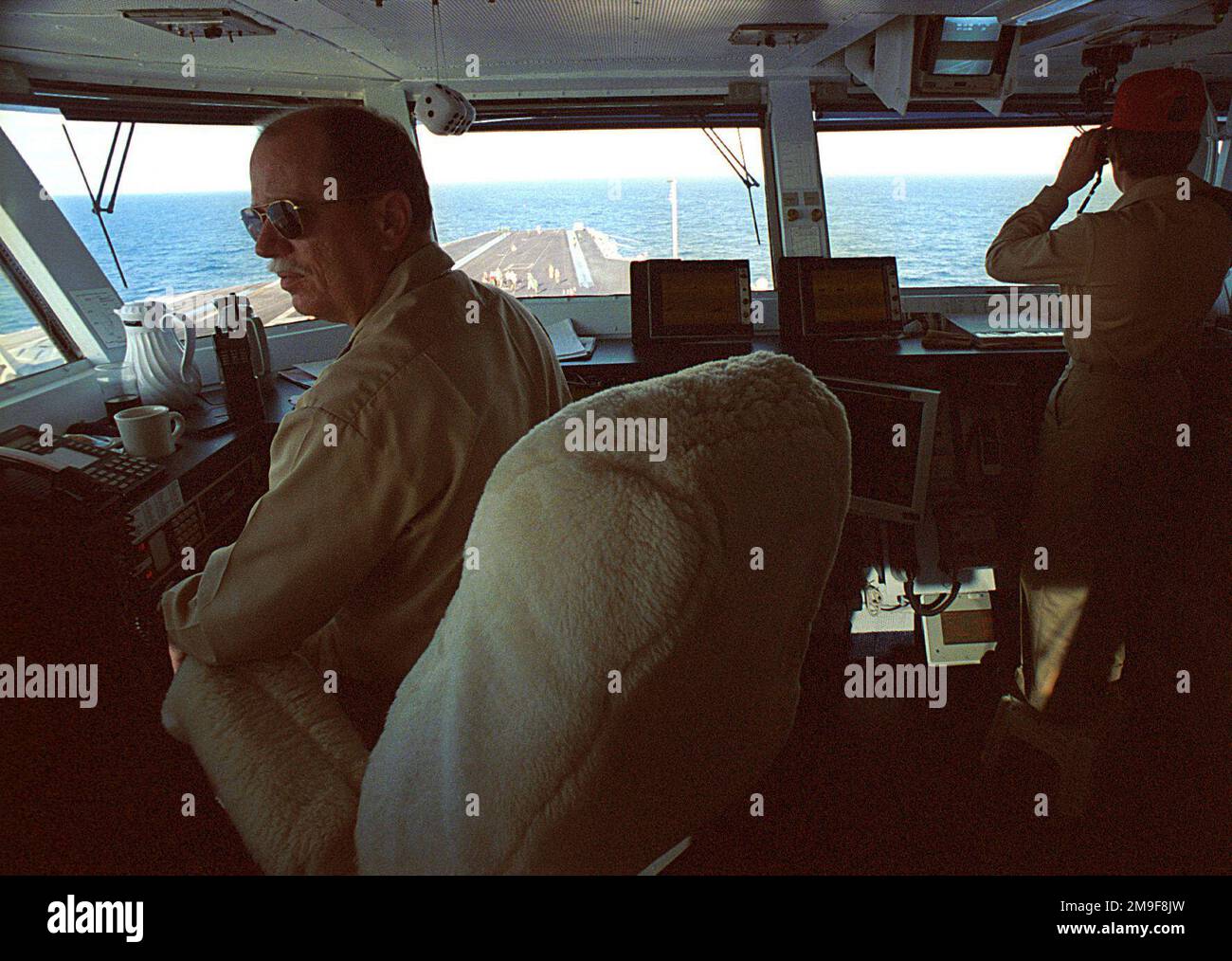 LE capitaine DE la Marine AMÉRICAINE David Logsdon, commandant de l'USS ...
