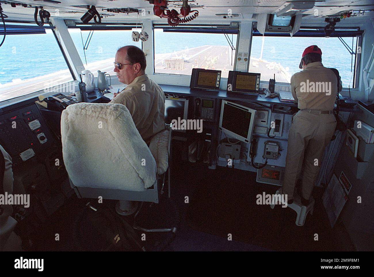 LE capitaine DE la Marine AMÉRICAINE David Logsdon, commandant de l'USS ...