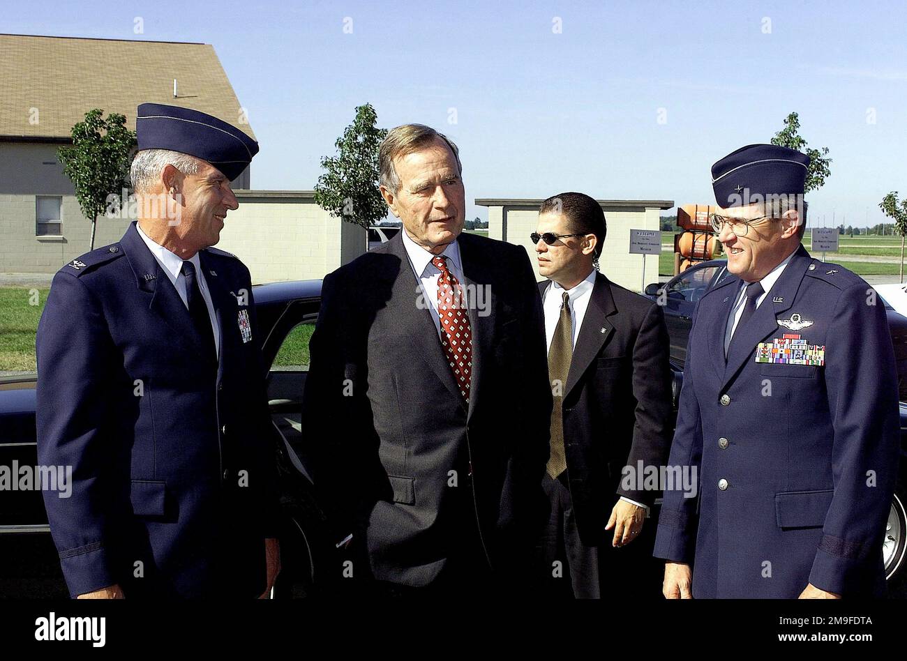 L'ancien président américain George Bush est accueilli par le colonel ...