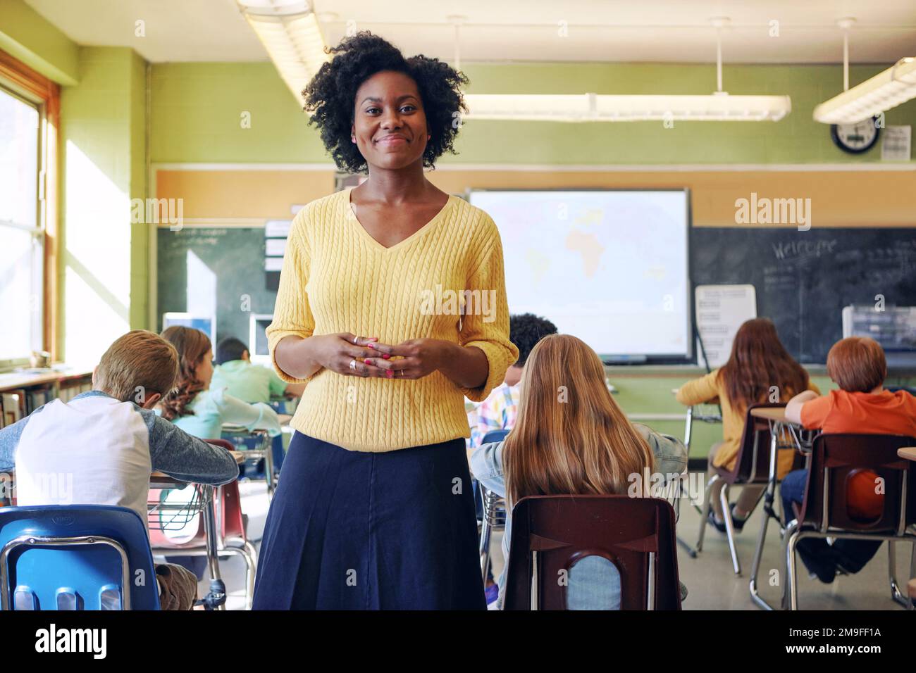 Portrait, enseignant et femme noire avec des élèves qui apprennent en classe. Éducation, bourses ...