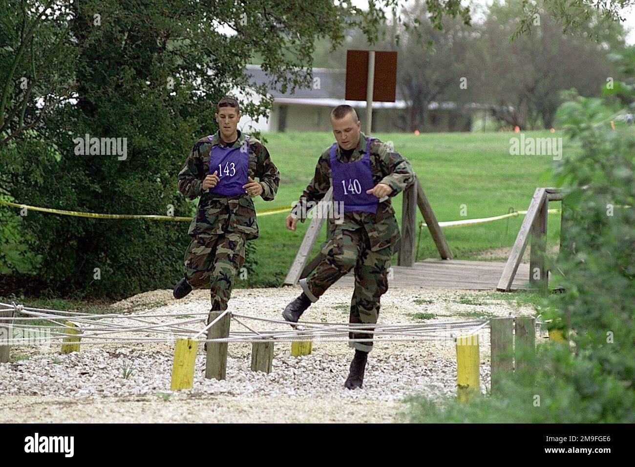 Commandes de la Réserve aérienne L'AVIATEUR SENIOR Barry Strube mène la ...