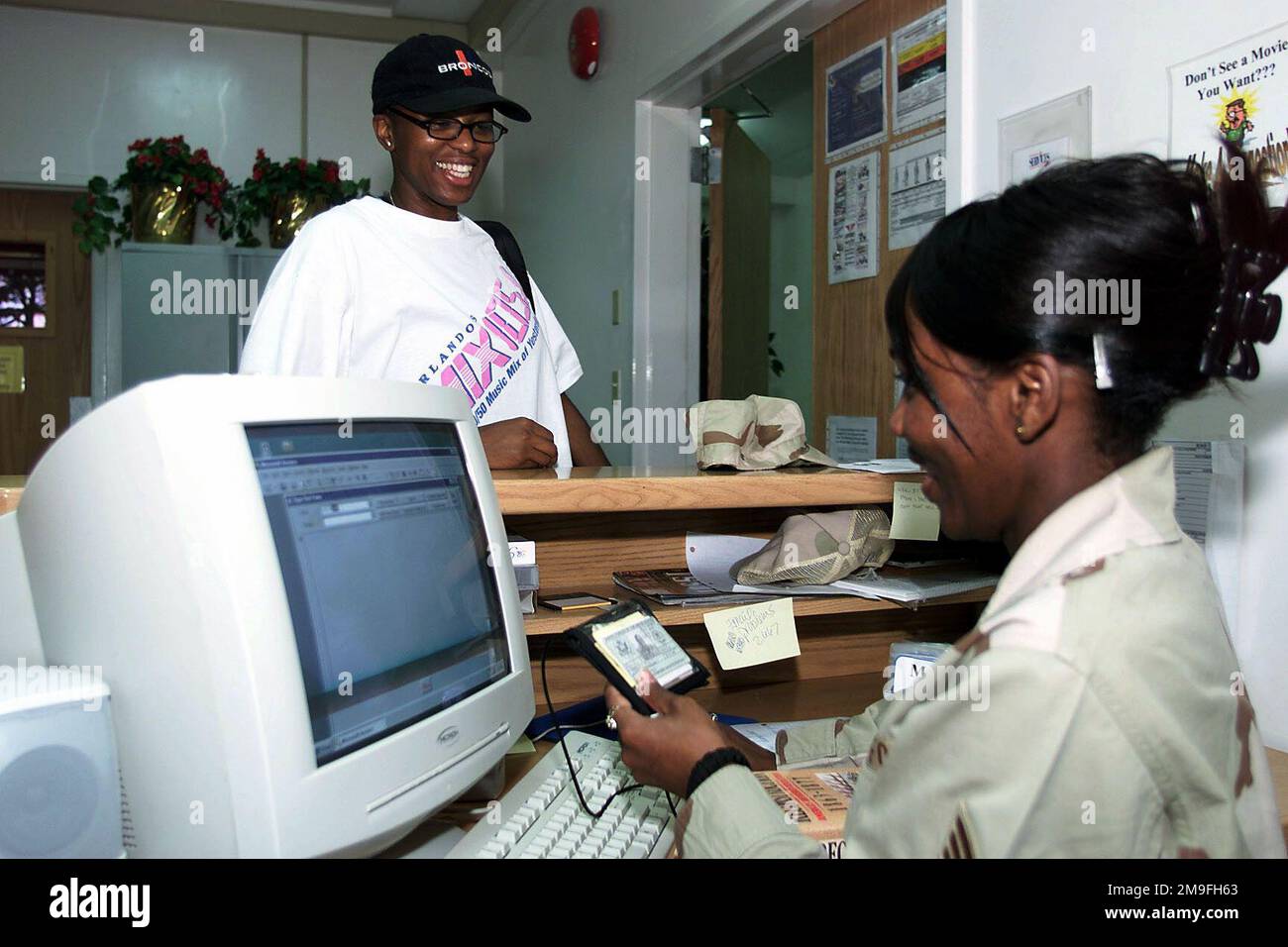 L'AVIATEUR PRINCIPAL DE LA Force AÉRIENNE AMÉRICAINE, Kisha Lewis, de l ...