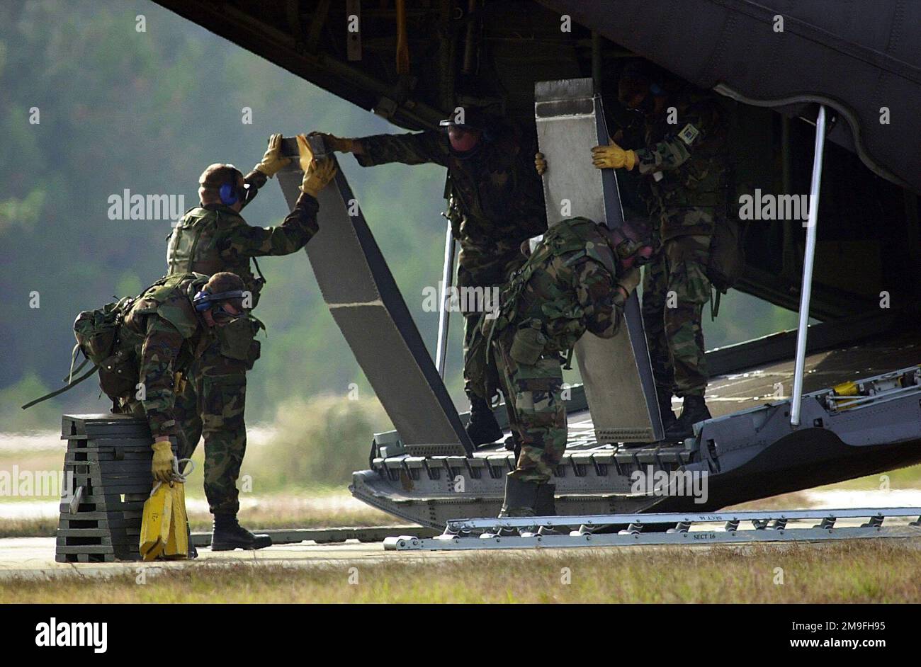 Les membres de la 156th Airlift Wing (AW) de la Garde nationale ...